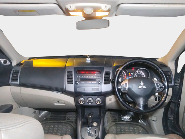2010 outlander interior